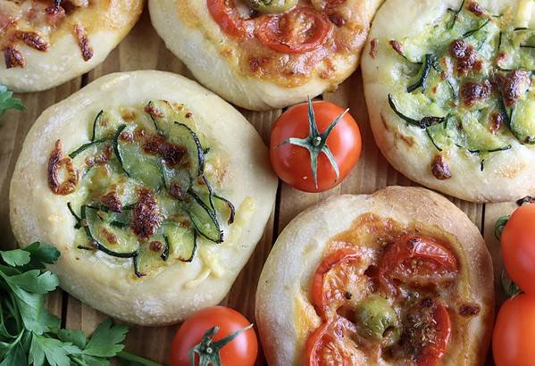 Mini pizzetta - the perfect bite sized pizza ~ foodnutters.com